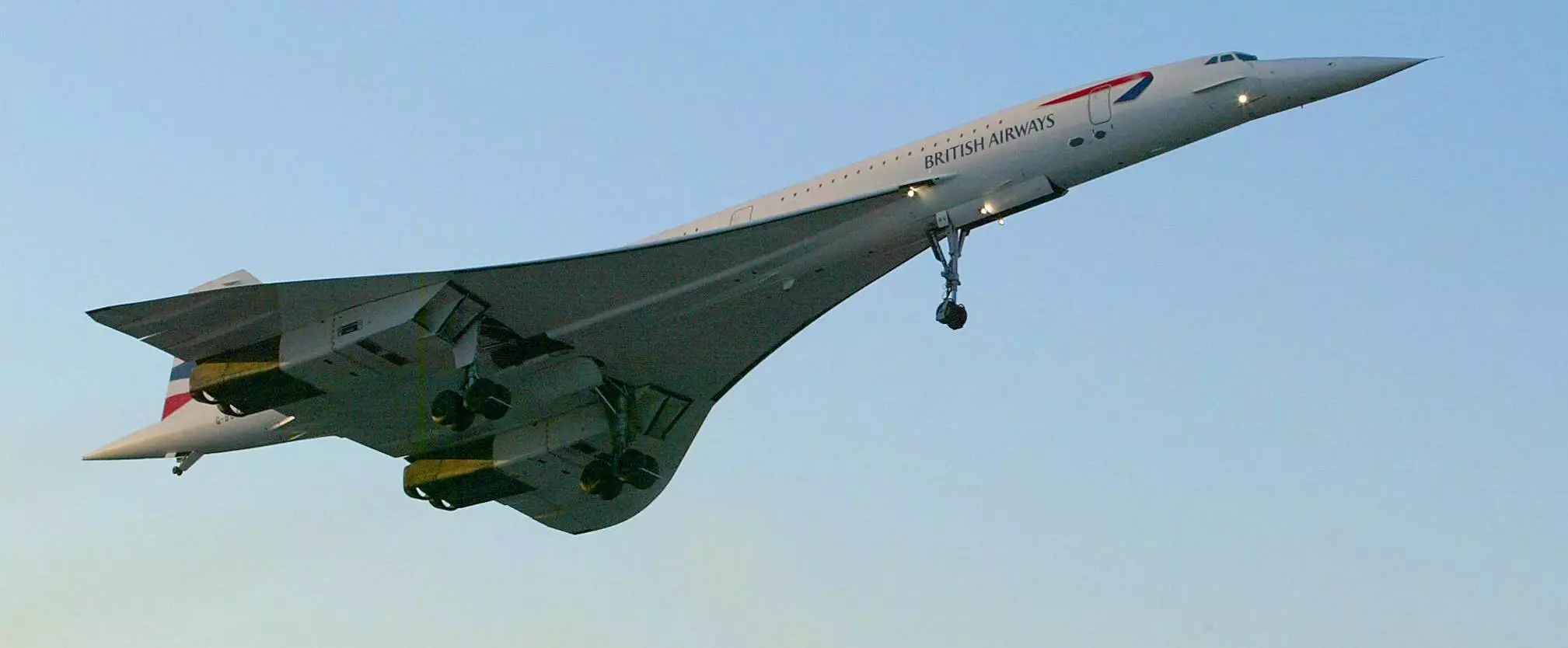 Zadnji let British Airways Concorde je vzletel z letališča John F. Kennedy v New Yorku na svojem zadnjem potovanju v London, 24. oktobra 2003. Let je bil zadnji Concordov potniški let, ki je poslal edino nadzvočno letalo na svetu, ki je poletelo v zgodovinske knjige po 27. leta prevažal bogate in hitel čez Atlantik z dvakrat večjo hitrostjo zvoka. AFP PHOTO/Timothy A. CLARY / AFP / TIMOTHY A. CLARY IN - (Fotografija naj se glasi TIMOTHY A. CLARY/AFP/Getty Images)