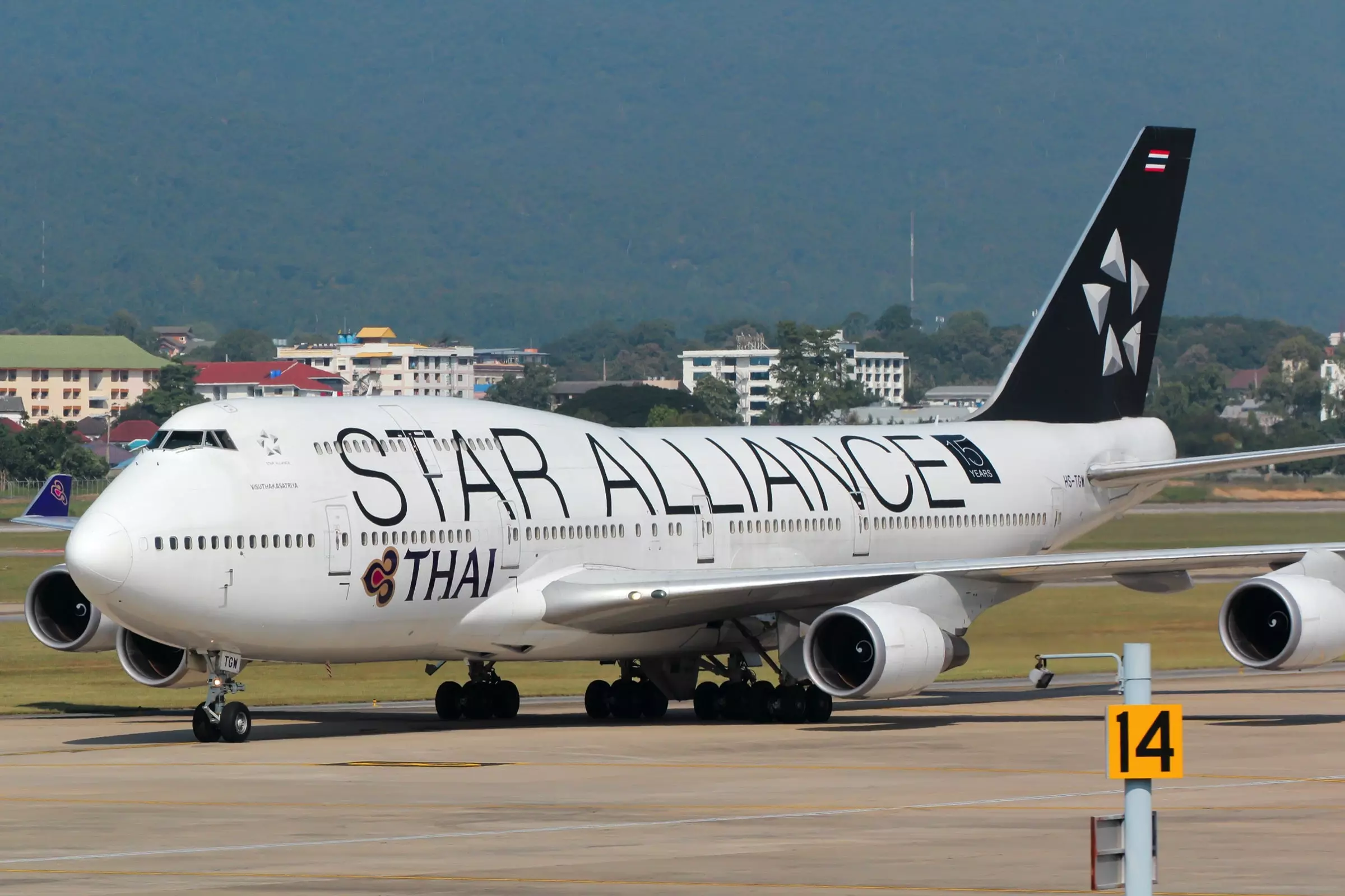 Thai Airways 747-400 מיט שטערן אַלליאַנסע ליווערי