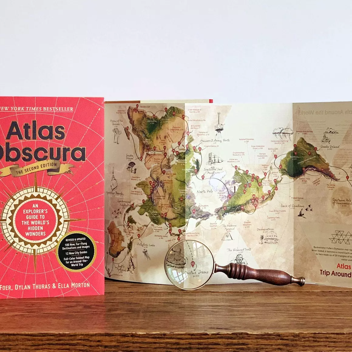 Atlas Obscura, a doua ediție, cu o hartă pliabilă. Imagine prin Atlas Obscura.