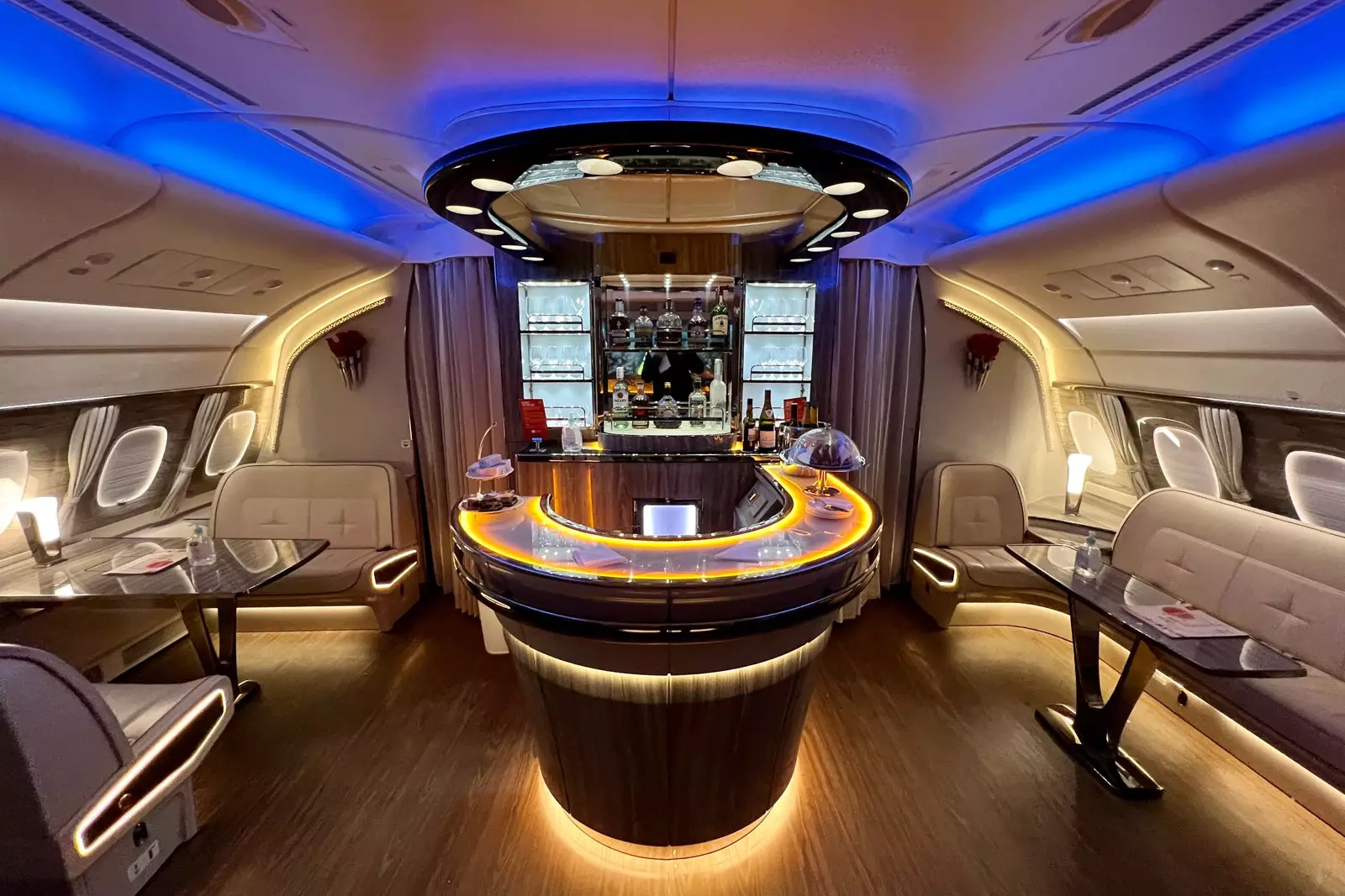 Ventro ĝis la trinkejo denove sur Emirates A380-flugoj