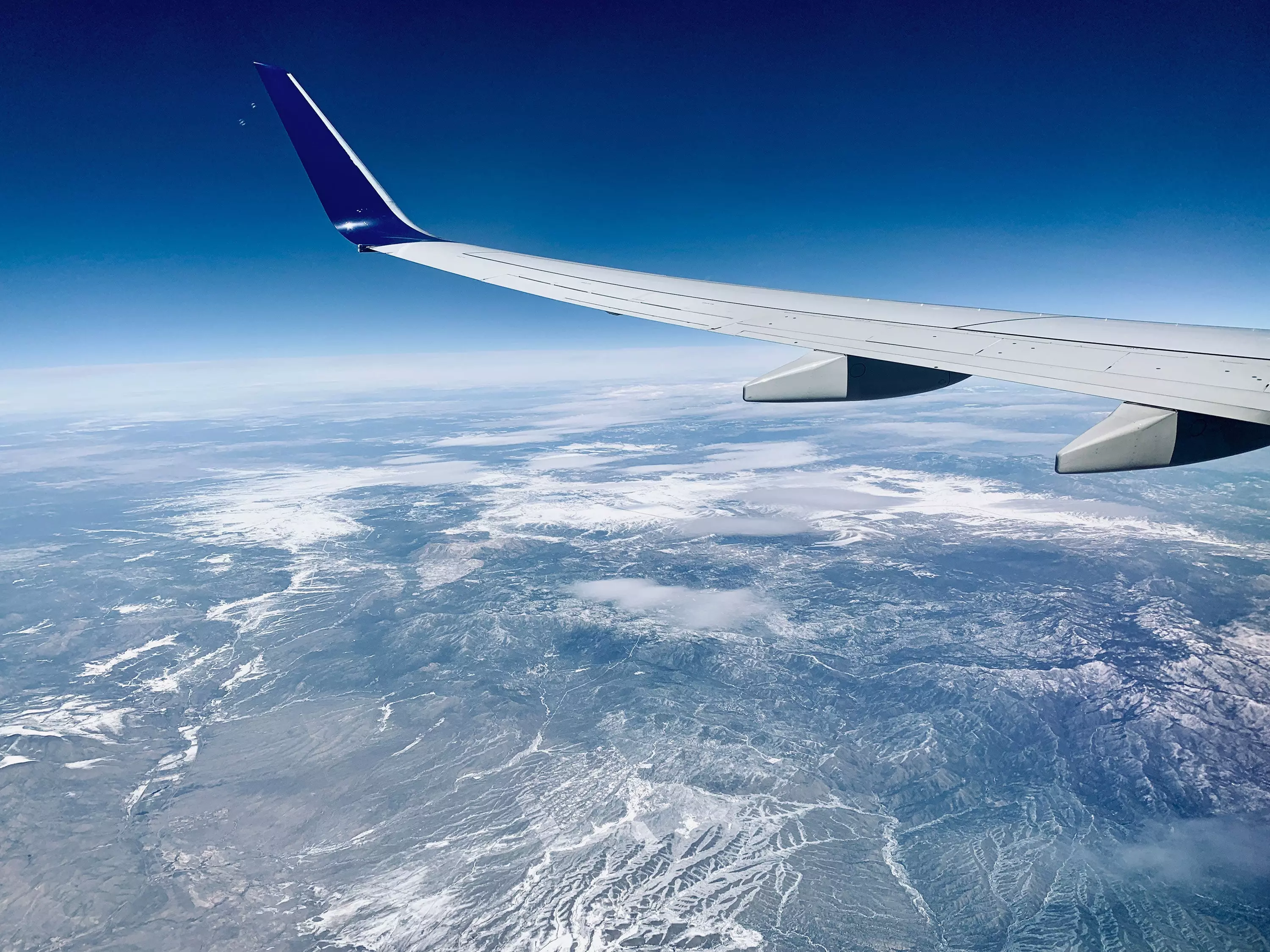 delta-wing-avion-vue-montagnes-fenêtre-paysage