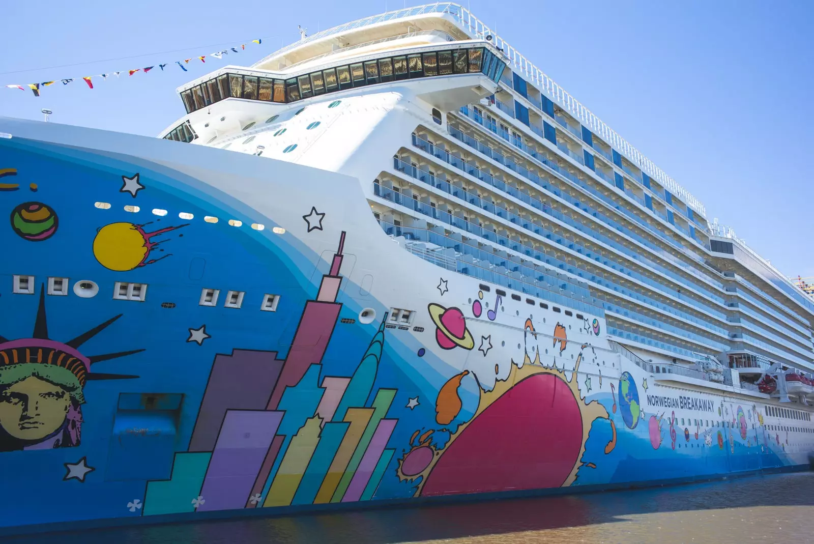 NEW YORK, NY - APRILI 2: Meli ya kitalii ya Norwegian Breakaway imesimamishwa kwenye gati kando ya Mto Hudson Aprili 2, 2017 katika Jiji la New York. Meli ya bahari ya 1,069' hubeba hadi abiria 3,900 ikiwa na wafanyakazi 1,600 kwenye meli hadi Bermuda, Caribbean na Ulaya. (Picha na Robert Nickelsberg/Getty Images)