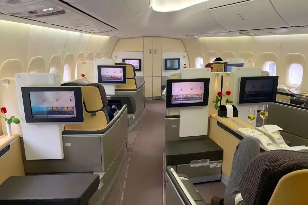 Lufthansa бірінші класына өту үшін сауатты ұшқыштар Plus Points ұпайларын өтей алады. Фото Зак Хониг/The Points Guy.