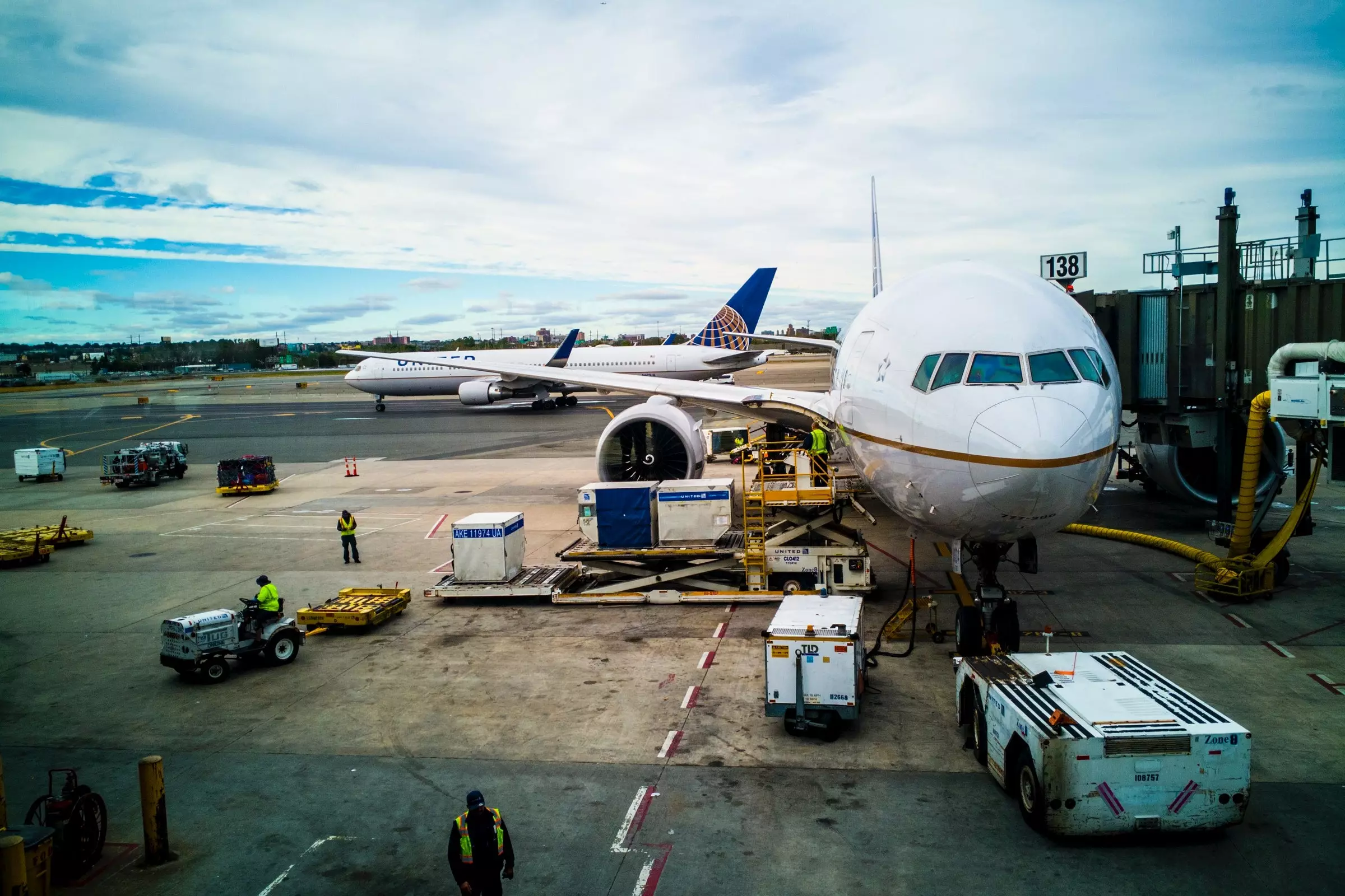 United lietadlo pri bráne na medzinárodnom letisku Newark Liberty