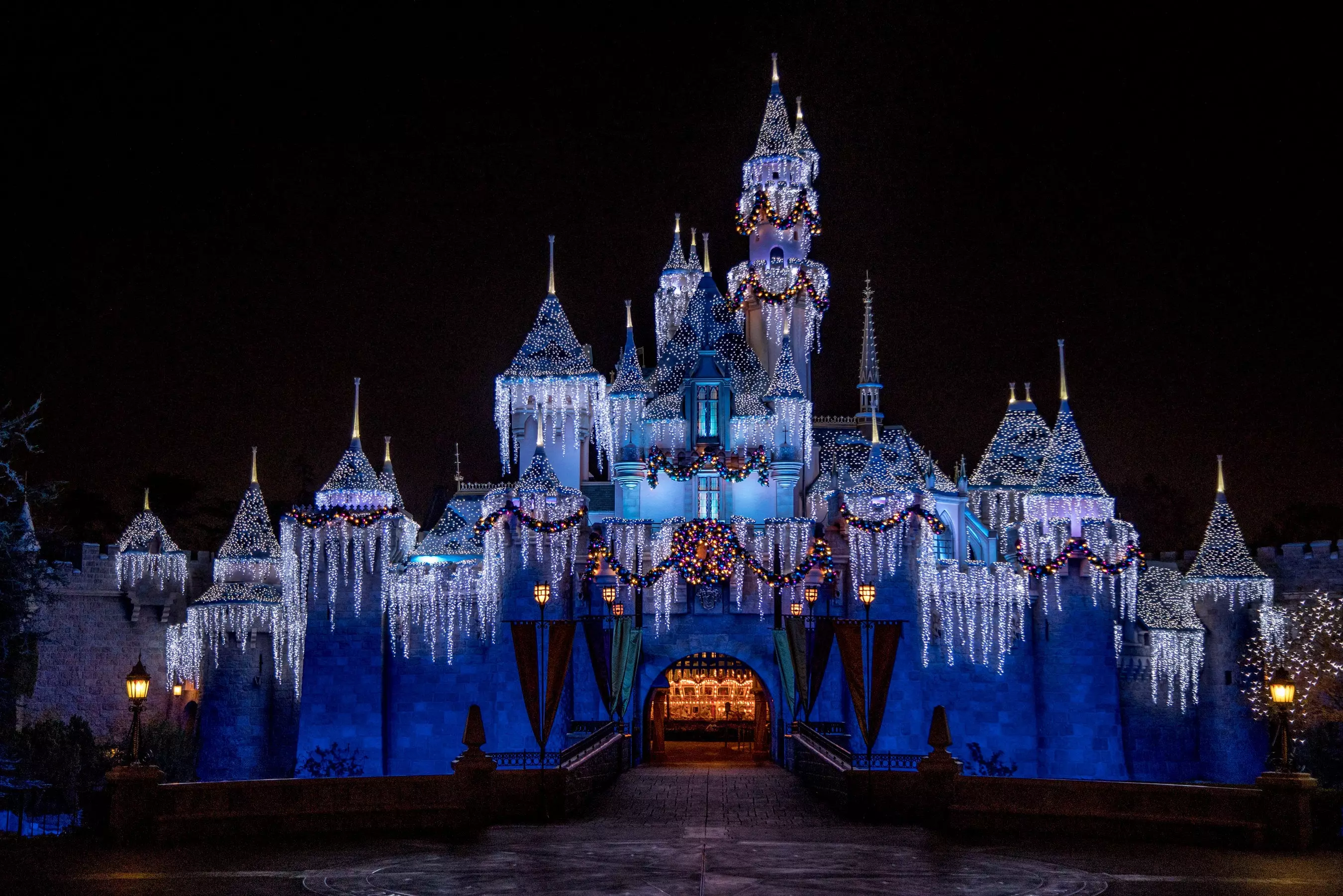 Ang Disneyland Resort nahimong labing Merriest nga Dapit sa Yuta alang sa kapaskuhan, Nob. 8, 2019, hangtod sa Ene. 6, 2020. Taliwala sa kasadya sa Disneyland Park, ang Sleeping Beauty's Winter Castle nagdan-ag sa kahayag uban sa silaw sa naggilakgilak nga mga yelo ug nagkidlapkidlap. mga suga, makapadani sa mga bisita gikan sa adlaw hangtod sa gabii. (Joshua Sudock/Disneyland Resort)