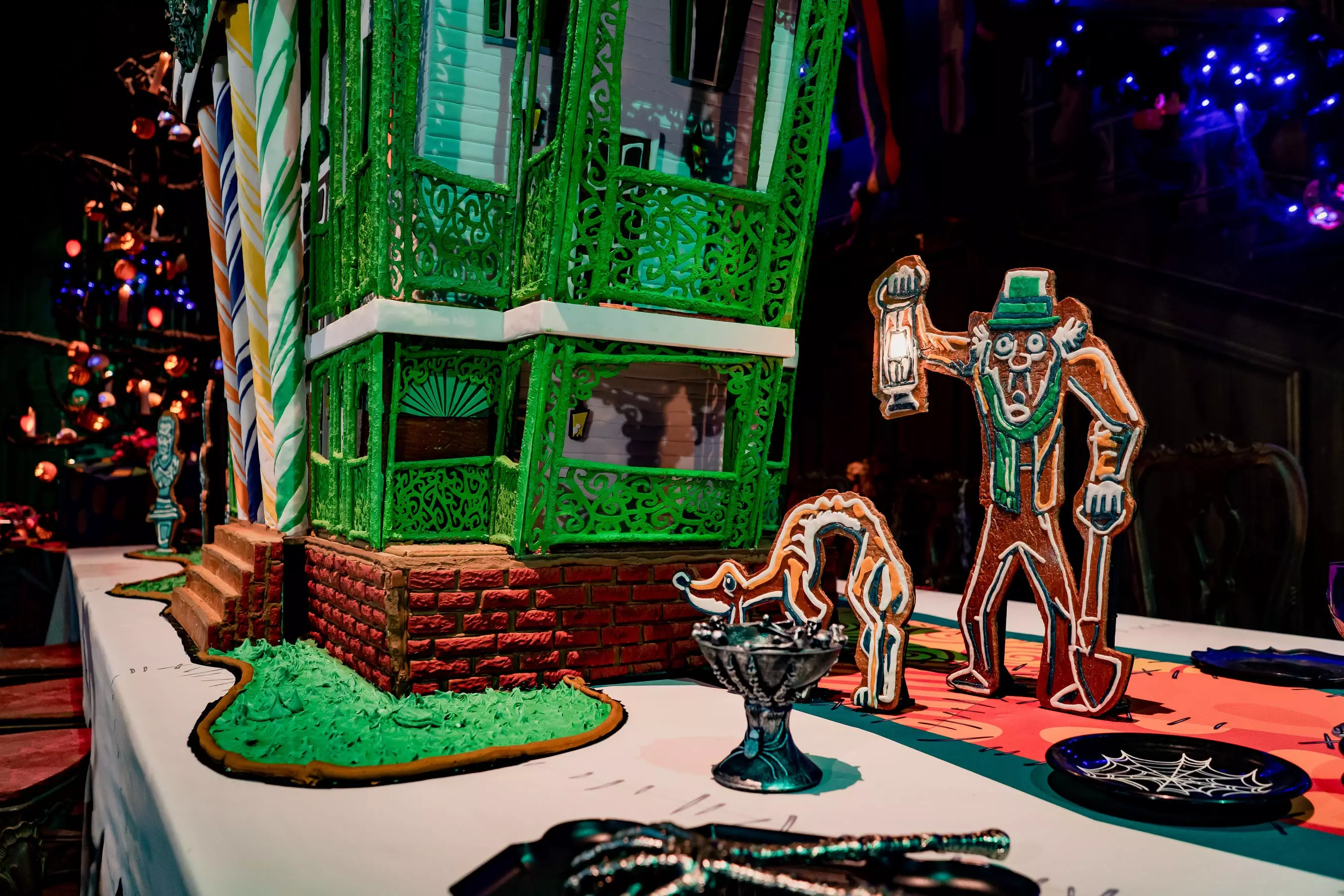 The Haunted Mansion si trasforma in Haunted Mansion Holiday per Halloween Time e le festività natalizie, ispirato al classico della Walt Disney Pictures "L'incubo prima di Natale di Tim Burton". Come parte della trasformazione, una casa di pan di zenzero siede sul tavolo da pranzo nella Grand Hall mentre il profumo di un gustoso pan di zenzero riempie l'aria. Quest'anno, il centrotavola alto quasi 10 piedi celebra il 50° anniversario della Haunted Mansion, completo di 15 vivaci residenti della Haunted Mansion fatti di biscotti di pan di zenzero. (Foto di David Nguyen/Disneyland Resort)