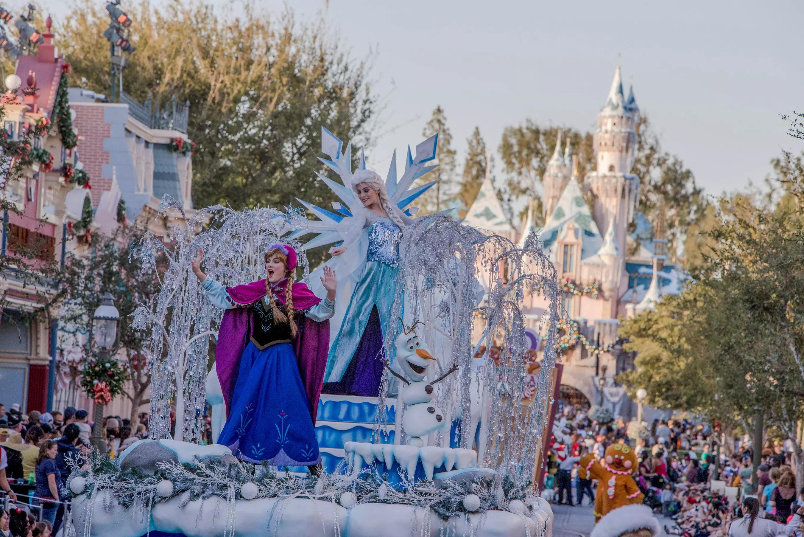 Iparade yeKrisimesi yeDisneyland. (Ifoto nguJoshua Sudock/Disneyland Resort)