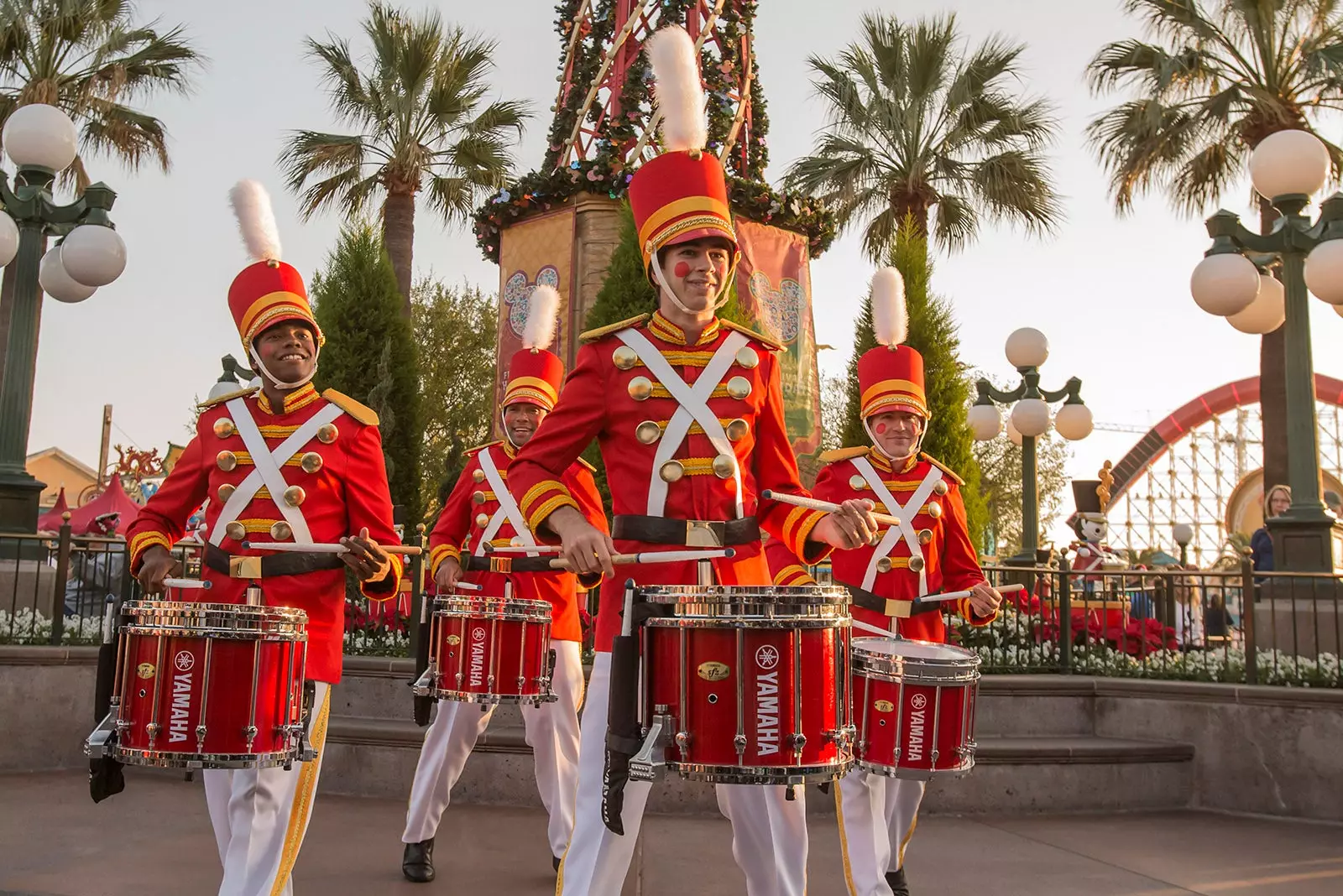 Ang Disneyland Resort nahimong labing Merriest nga Dapit sa Yuta alang sa kapaskuhan, Nob. 8, 2019, hangtod sa Ene. 6, 2020. Lakip sa kasadya sa Disney California Adventure Park, ang Disney Festival of Holidays mibalik uban ang paborito nga bisita nga mga kasinatian ug kalingawan, lakip ang mga talan-awon, tingog ug lami sa Pasko/Navidad, Hanukkah, Diwali, Kwanzaa ug Tulo ka Hari nga Adlaw (Ene. 3-6). (Hulagway ni Joshua Sudock/Disneyland Resort)