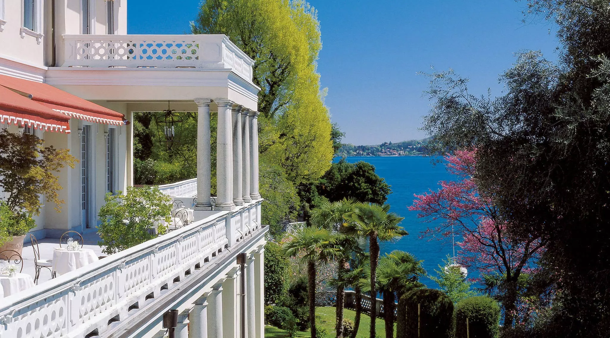 Nikmati pemandangan tepi tasik yang menakjubkan dari Grand Hotel Majestic di Itali. foto )