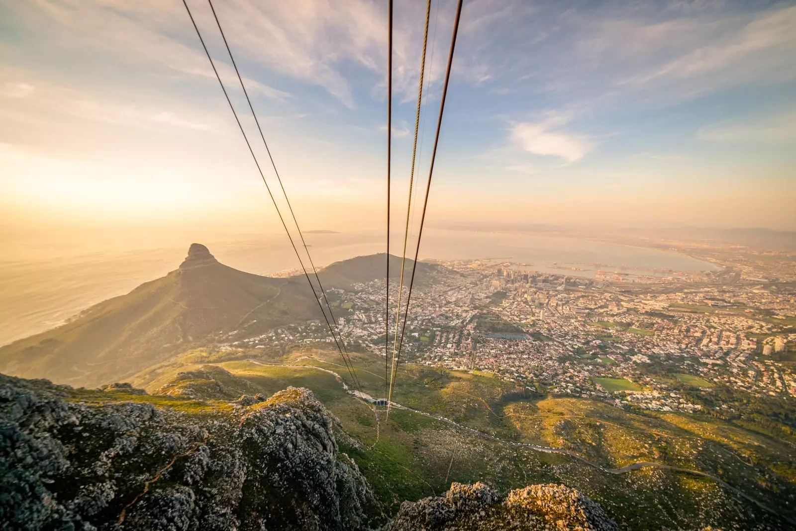 มุมมองจากยอดเขา Table Mountain ผ่านกระเช้าลอยฟ้า (ภาพโดย Chiara Salvadori/Getty Images)