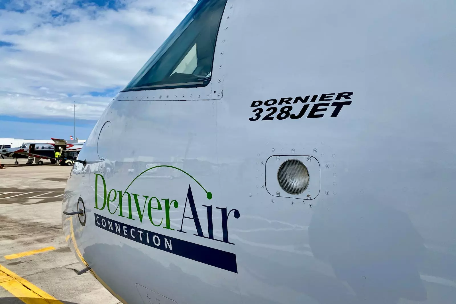 Nukuntu bimeze kuguruka hamwe na Denver Air Connection 8819_33