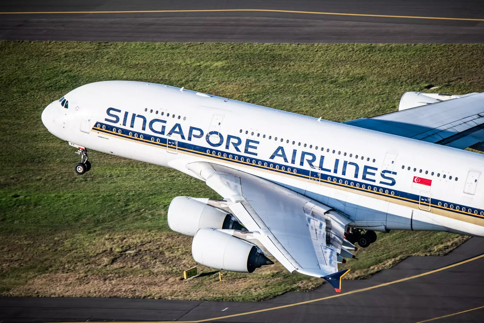 סינגאַפּאָר-אַירלינעס-A380-אין-Sydney-Airport-SYD-3