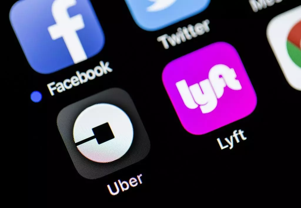 ANKARA, TURCHIA - 31 AGOSTO: I loghi delle applicazioni Uber e Lyft sono stati visti su uno schermo ad Ankara, in Turchia, il 31 agosto 2018. (Foto di Ali Balikci/Anadolu Agency/Getty Images)