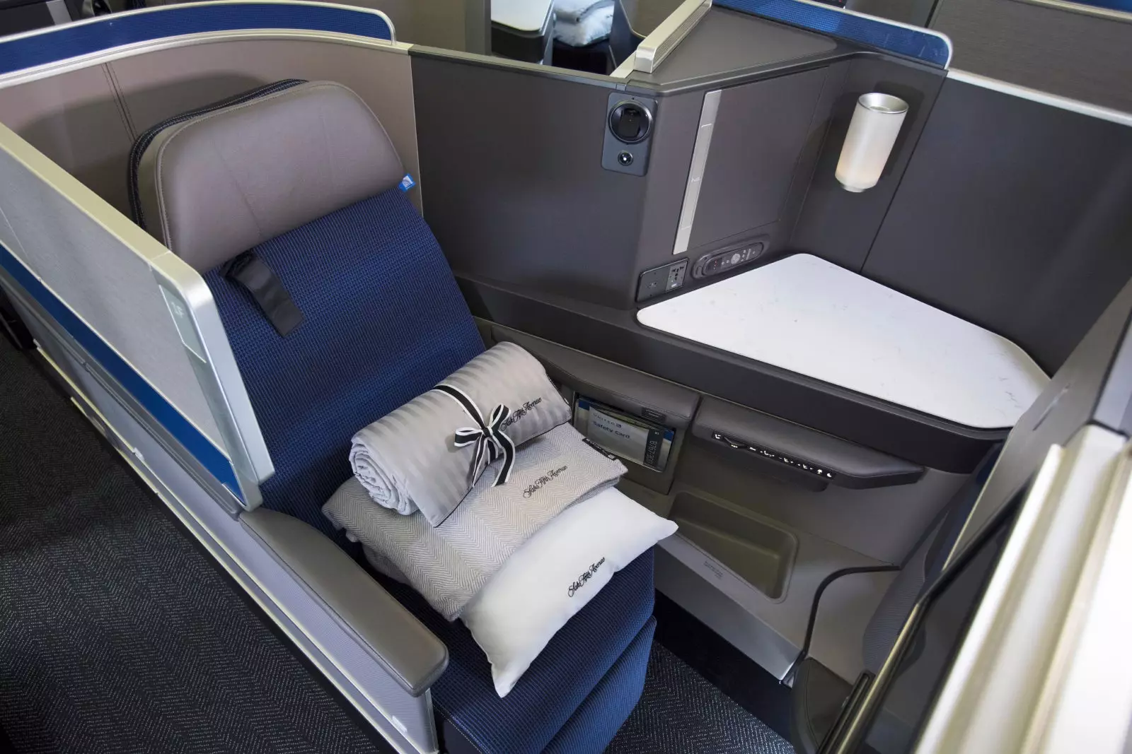 Η United αφαίρεσε το δεύτερο μαξιλάρι από την business class.