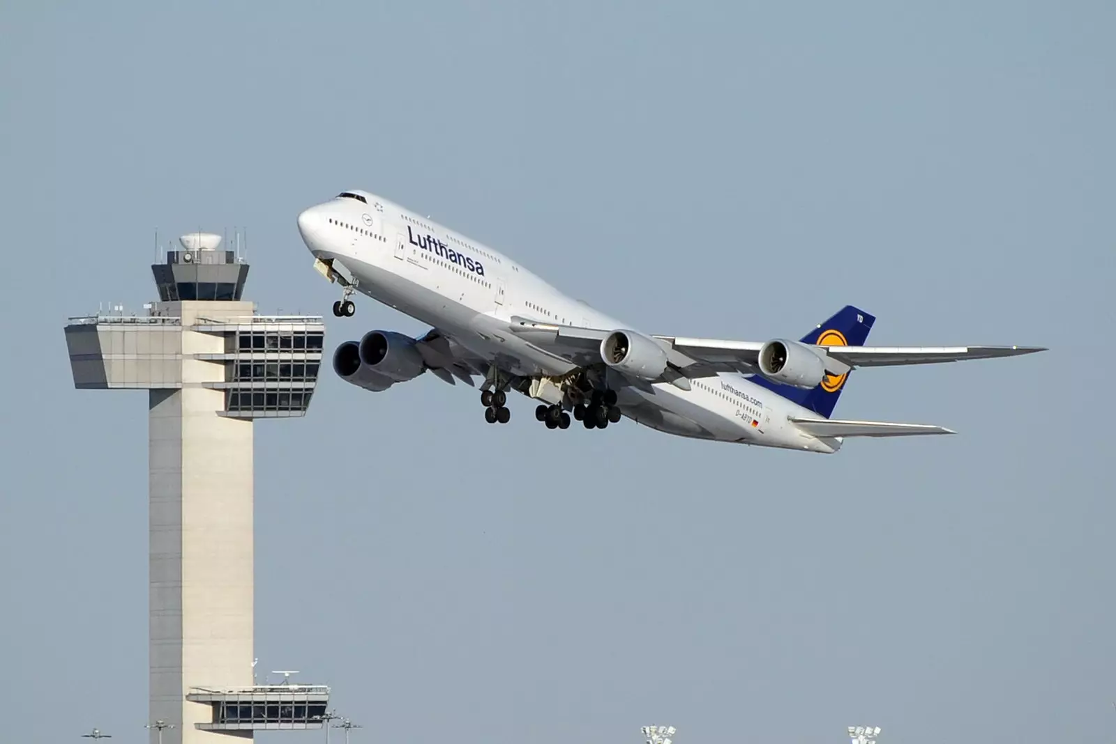 យន្តហោះ Lufthansa Boeing 747-8 ហោះចេញពីផ្លូវរត់ 31L របស់ JFK (រូបថតដោយ Alberto Riva / TPG)