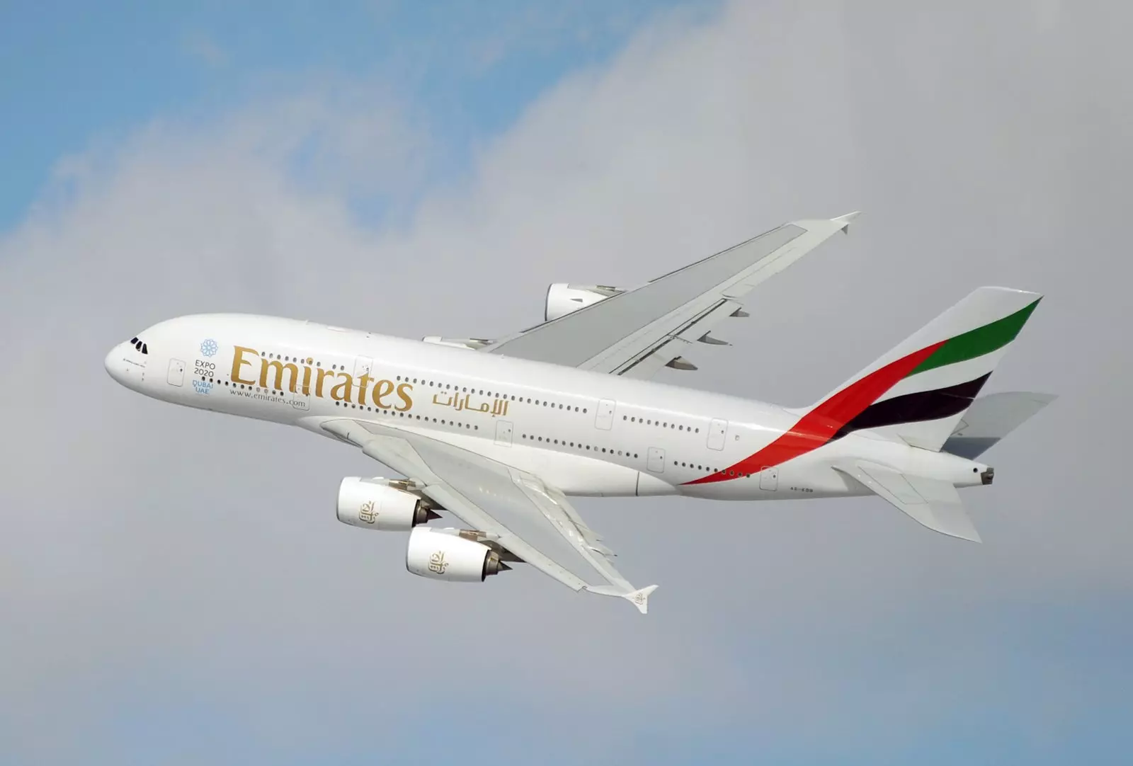 En Emirates Airbus A380 bankt um Start vun New York JFK. (Foto: Alberto Riva/TPG)