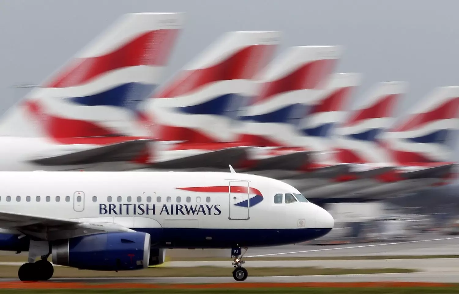 LONDONA, ANGLIJA — 19. MARTS: British Airways lidmašīna nolaižas Hītrovas lidostā 2010. gada 19. martā Londonā, Anglijā. Šīs nedēļas nogalē plānotais BA salona apkalpes trīs dienu streiks tagad turpināsies, jo sarunas starp aviokompāniju un arodbiedrību Unite šodien izjuka. (Foto Dena Kitvuda/Getty Images)