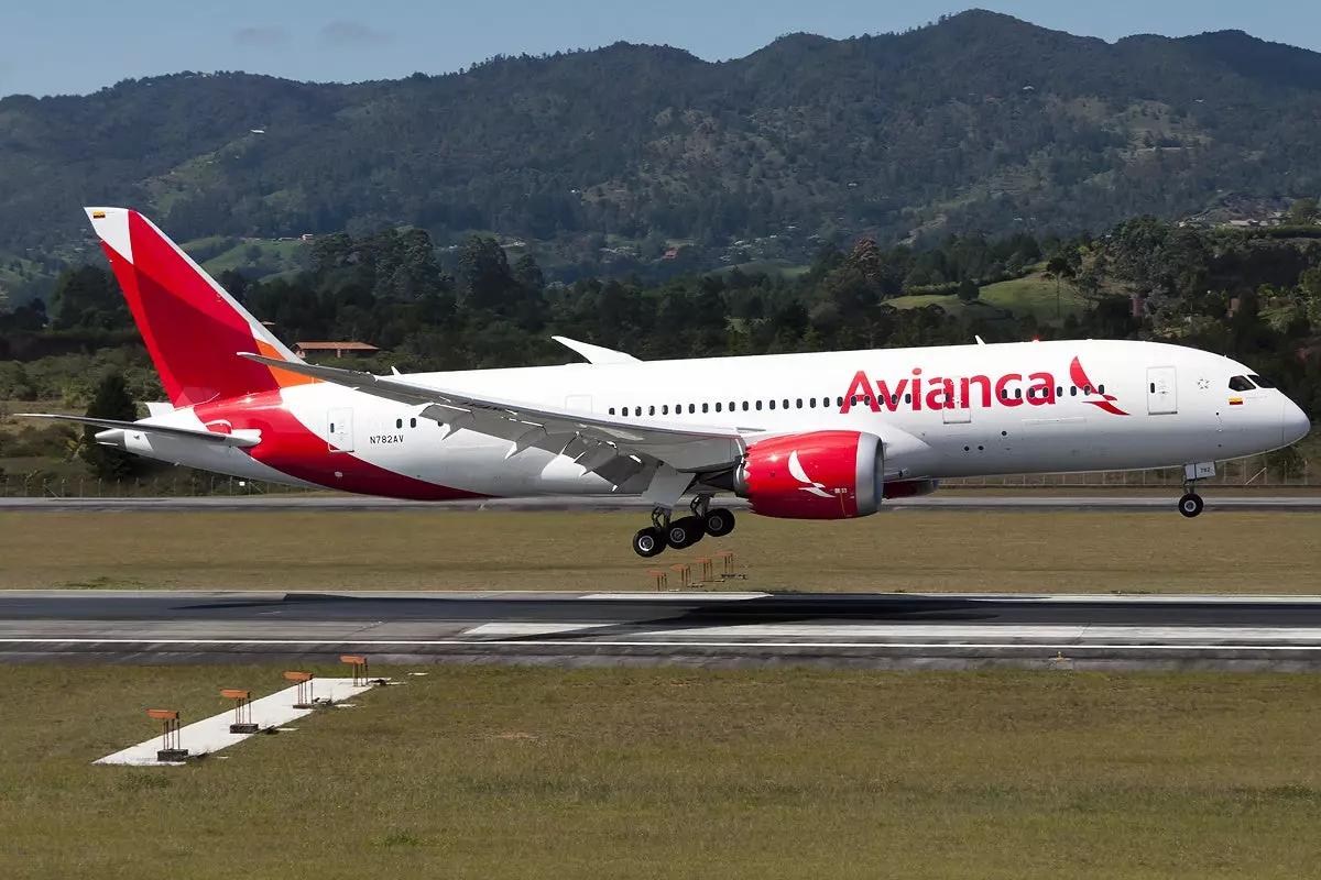 Avianca සමඟ සැතපුම් 7,500 සිට කෙටි දුර දේශීය ගුවන් ගමන්