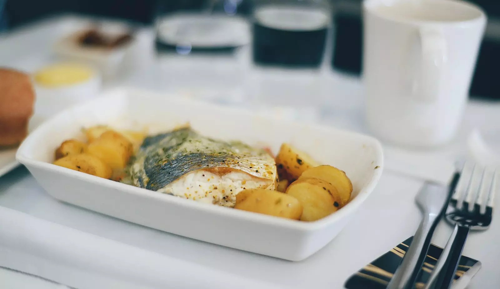 Imágenes de comidas y bebidas a bordo servidas en Business Class