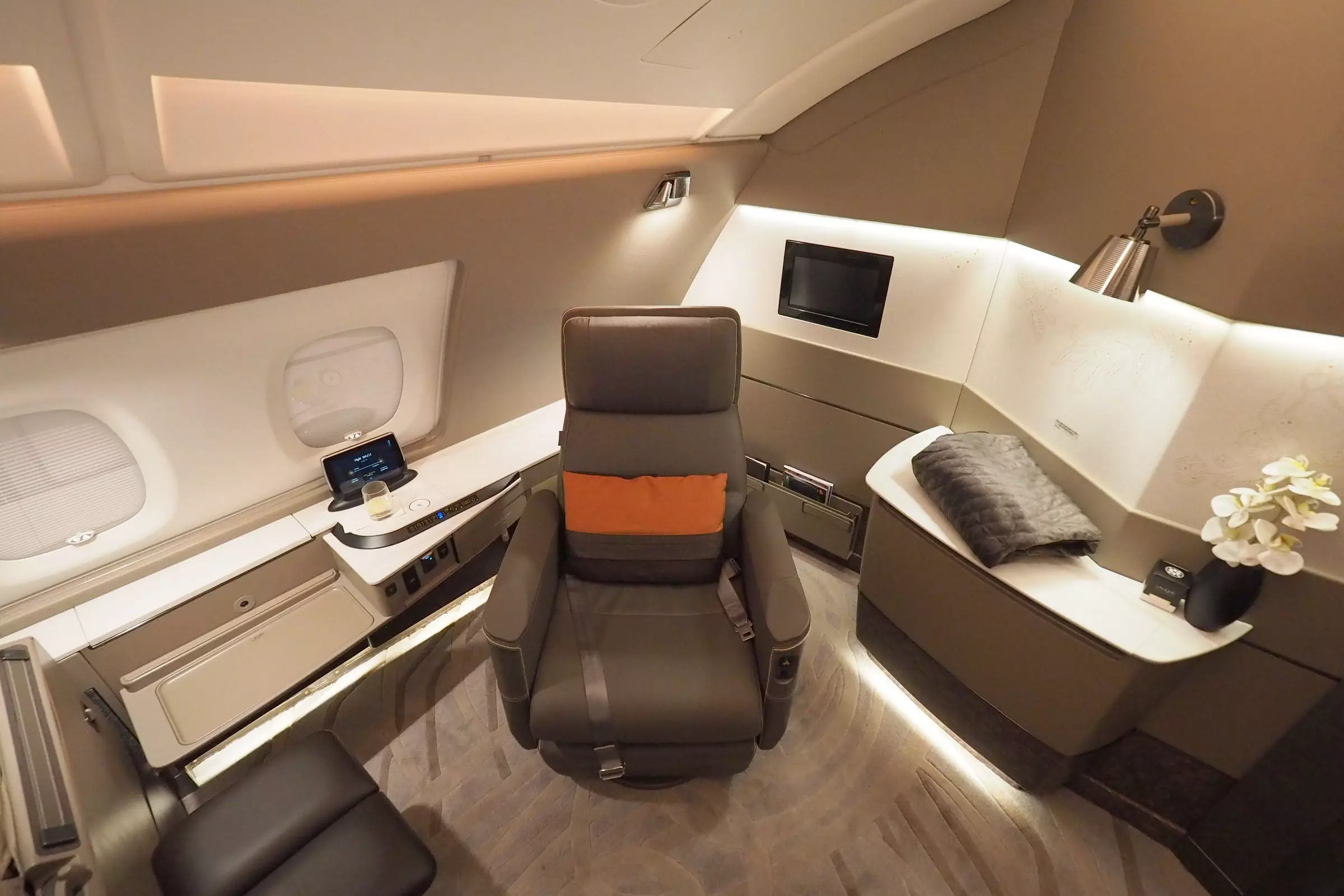 ການທົບທວນຄືນ: A380 Suite ໃຫມ່ຂອງສິງກະໂປ, ທໍາອິດທີ່ດີທີ່ສຸດຂອງໂລກ 969_16