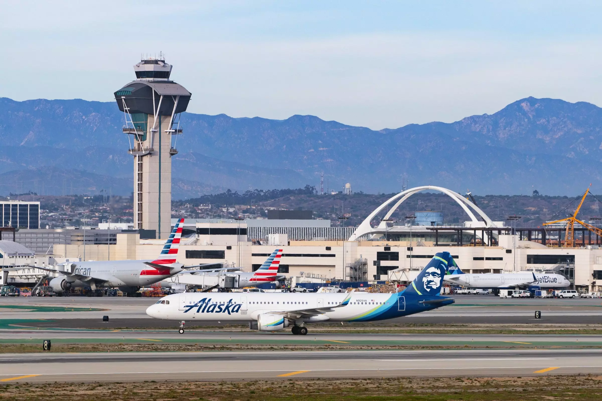 Alasca e aviões americanos na pista em LAX