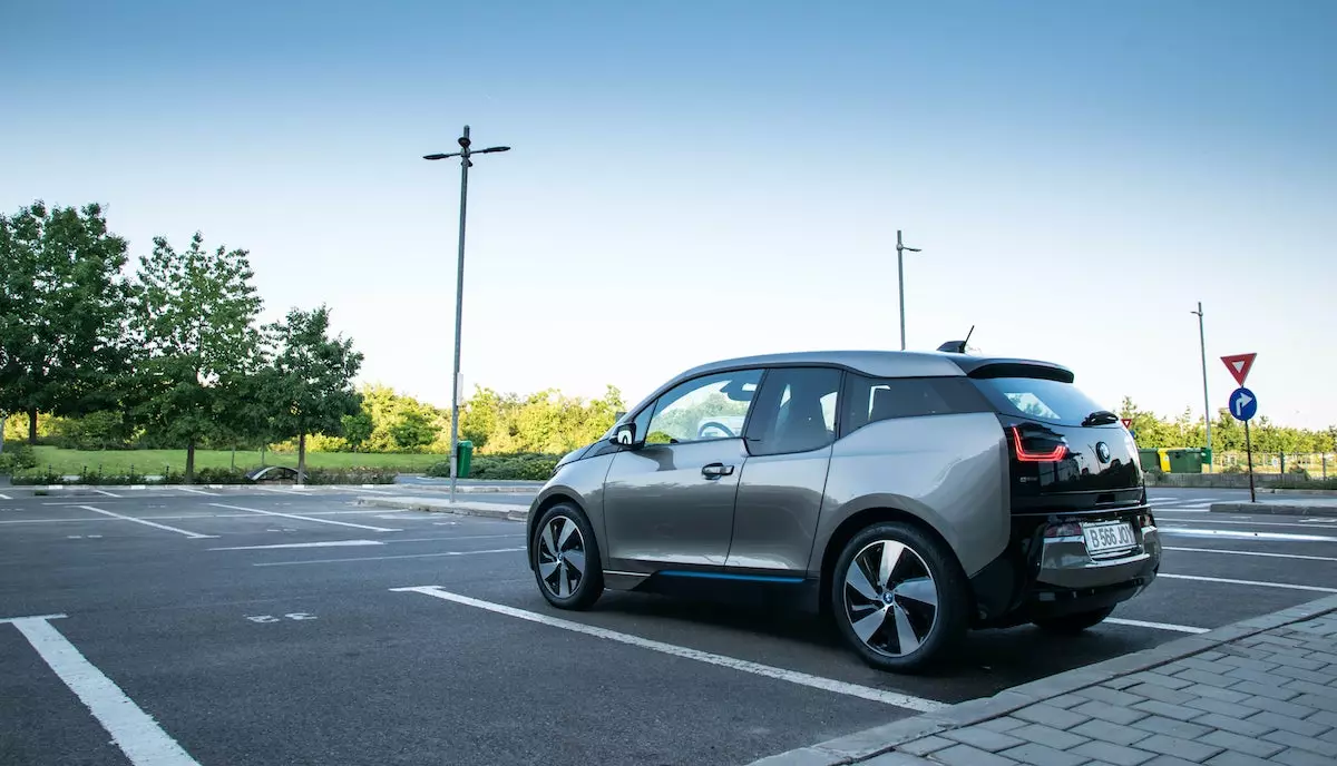 BMW i3 Aŭto