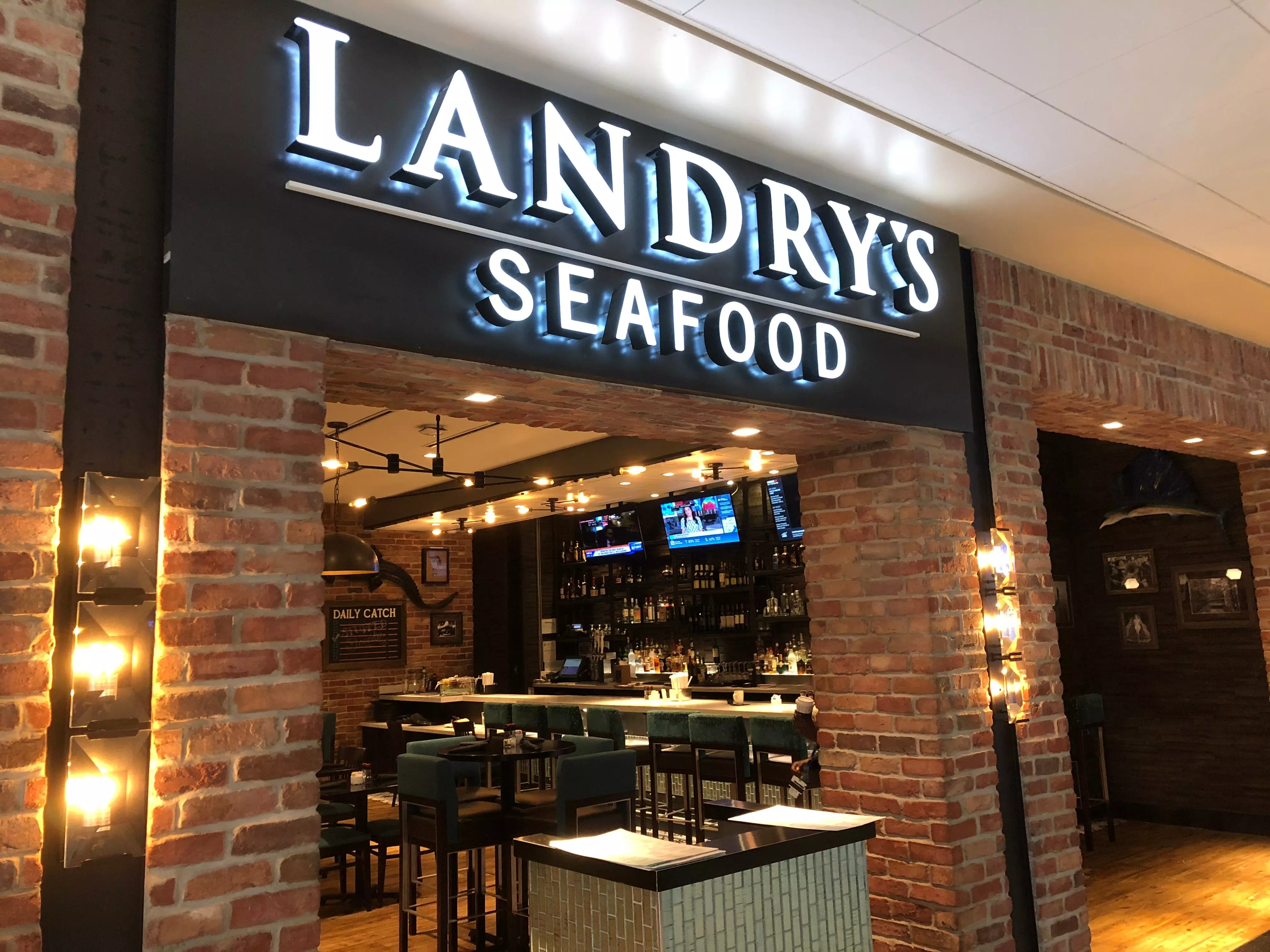 Ресторан з морепродуктами в аеропорту Landry's